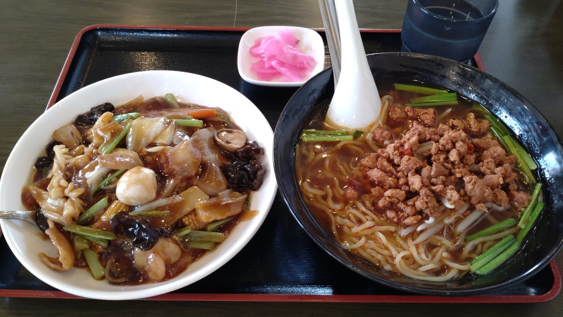 お昼は、台湾ラーメン＋中華飯 『中華厨房 華』: たぬきの足跡