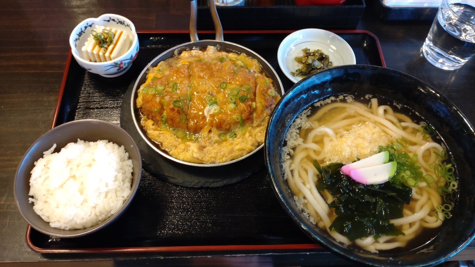 お昼は、勝つとじ定食 『番豚』: たぬきの足跡