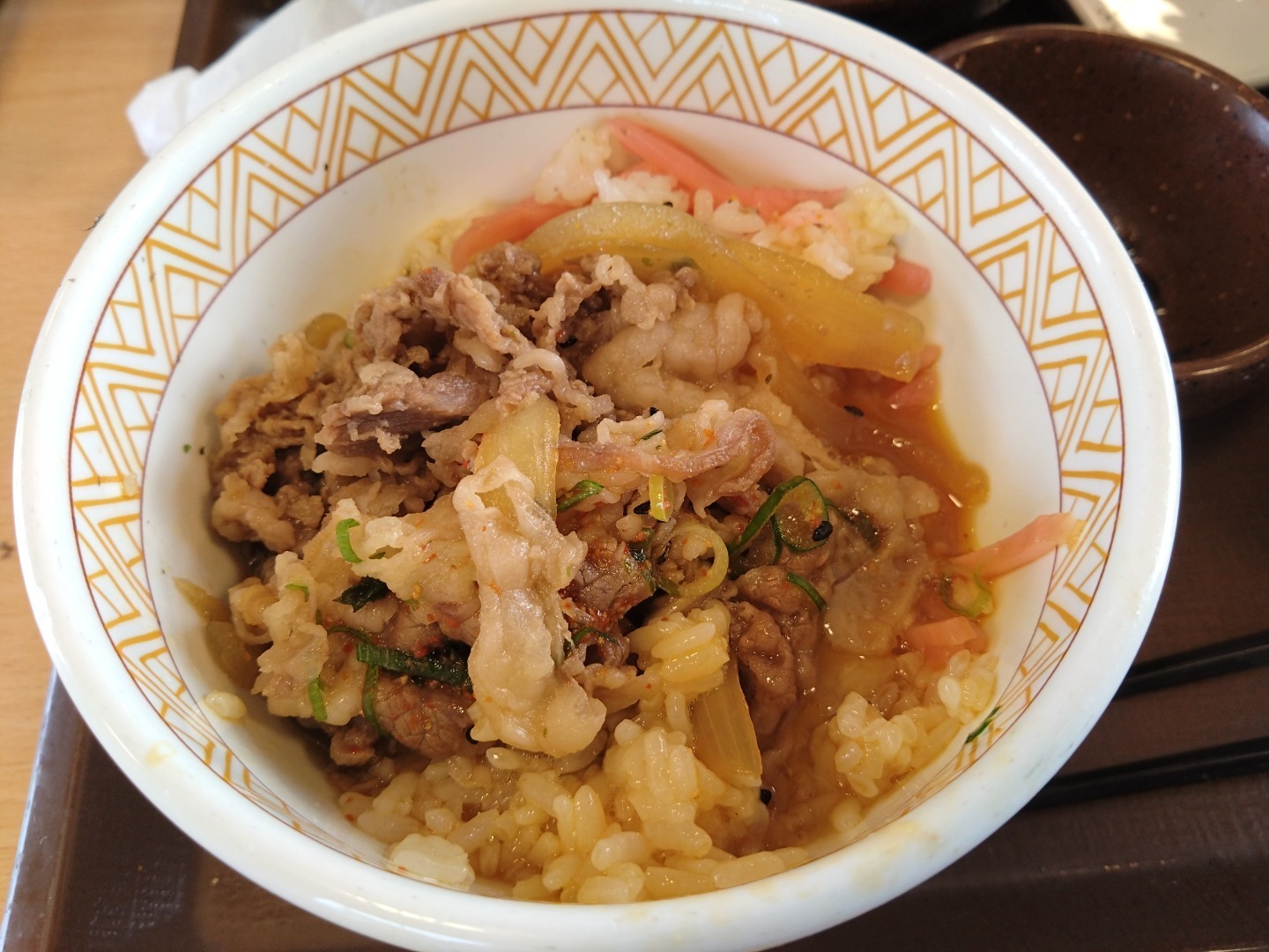 朝は「牛たまかけ朝食ミニ」に「冷やっこ」を付けて 『すき家』: たぬきの足跡