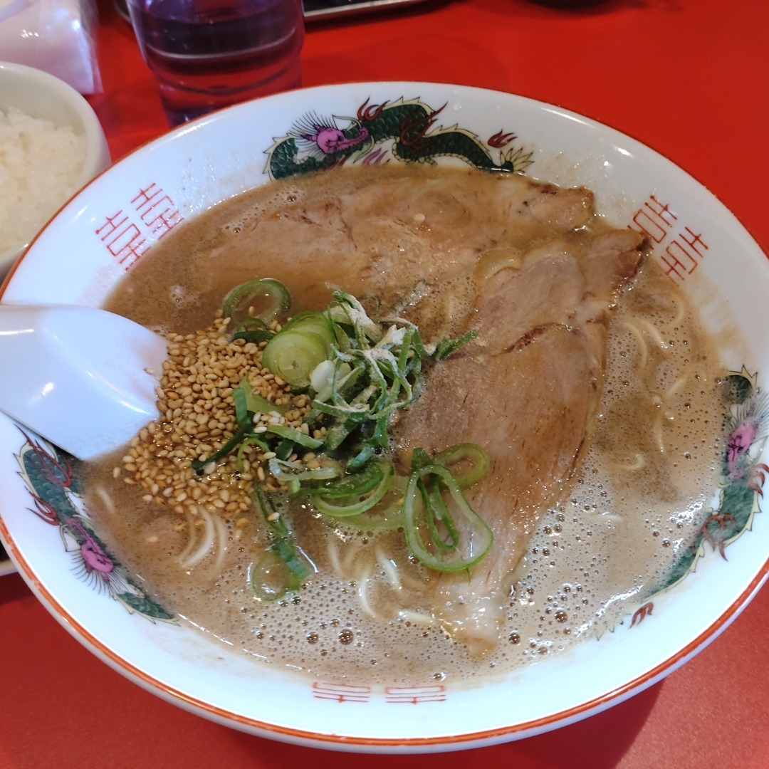 お昼は、ラーメンとライス 『ひろちゃんラーメン』: たぬきの足跡
