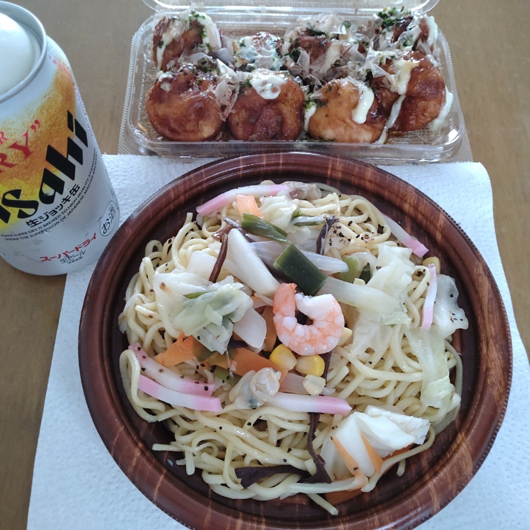 お昼は「海鮮焼きちゃんぽん」「八ちゃん堂のたこ焼き」と 缶ビール: たぬきの足跡