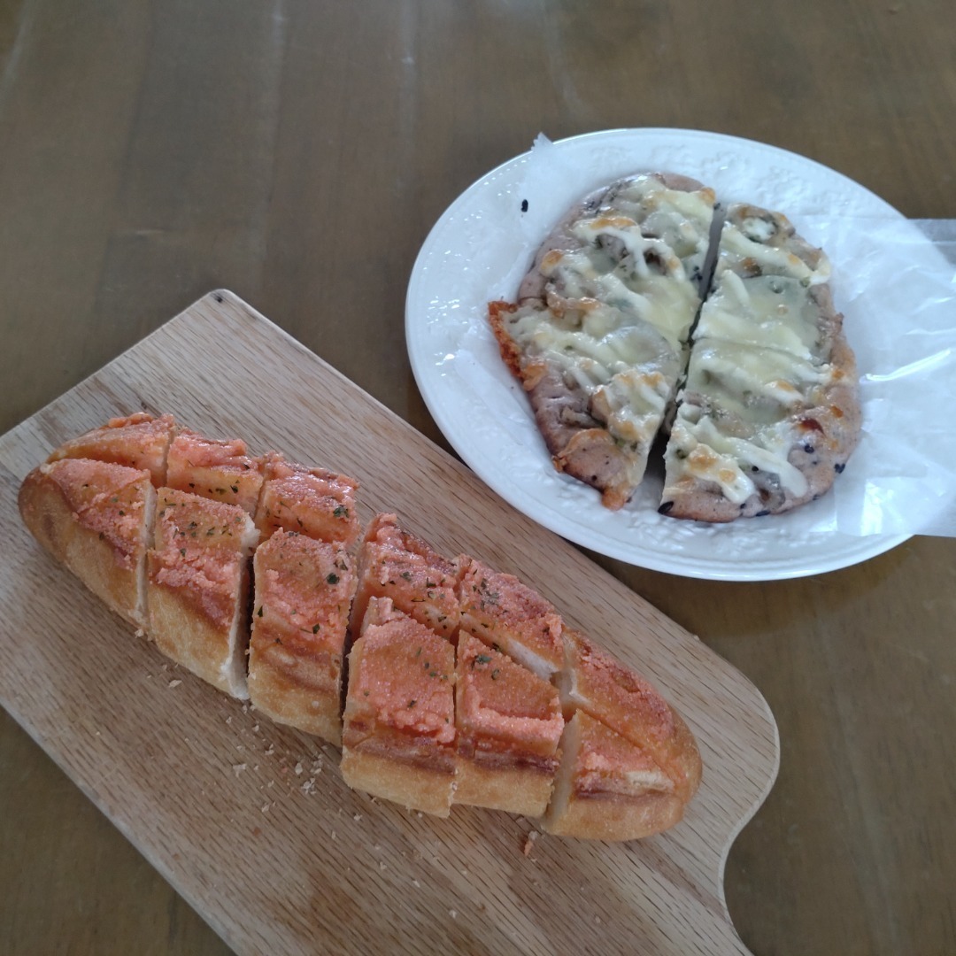 お昼は、明太フランスパン、他: たぬきの足跡